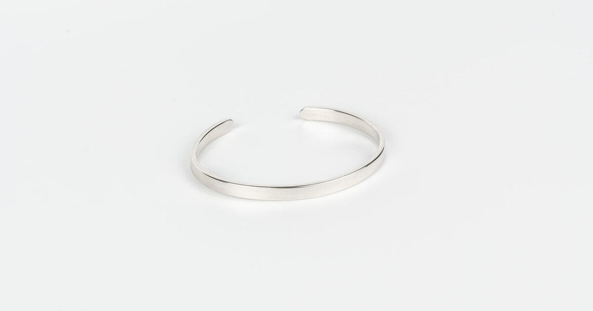 'Flat C-shaped' bracelet (BRA7-S) • Graanmarkt 13